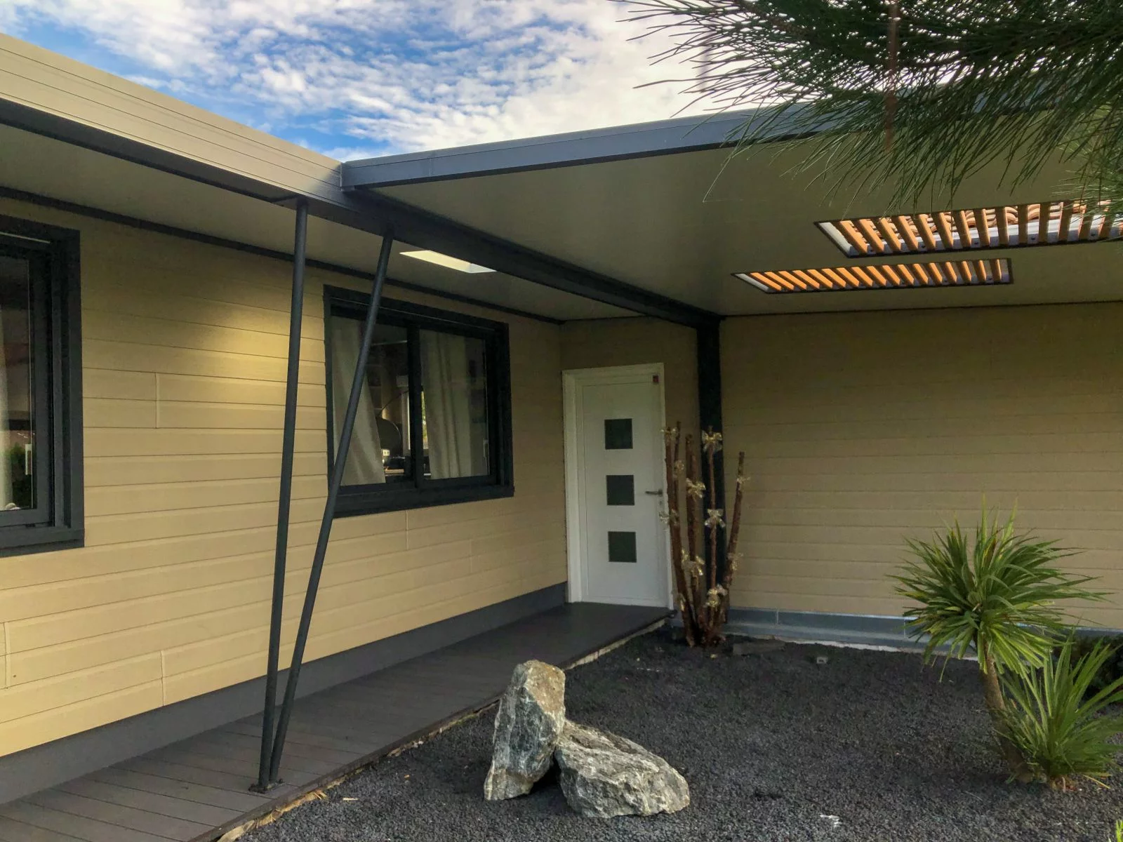 Pose d'un avancée de toit en aluminium de 7 mètres au TAILLAN-MEDOC