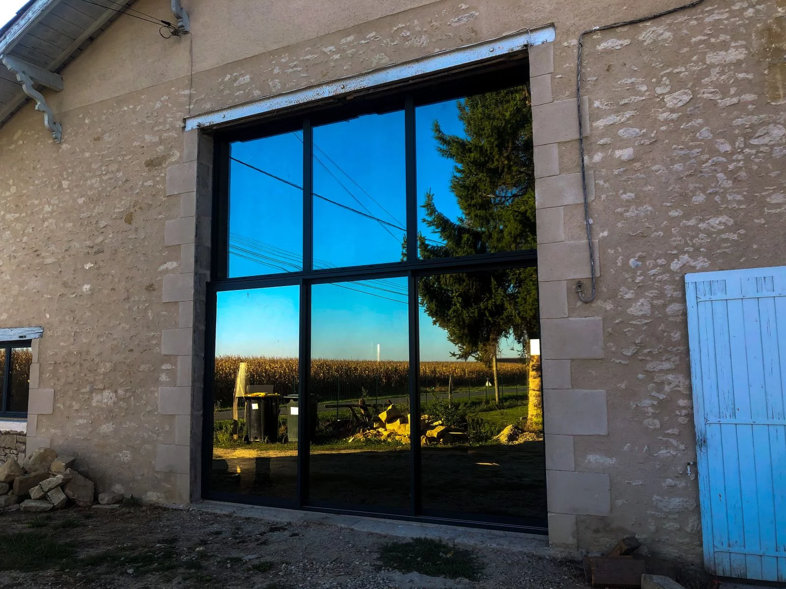 Pose d'un mur rideau et de menuiseries sur-mesure à HURE