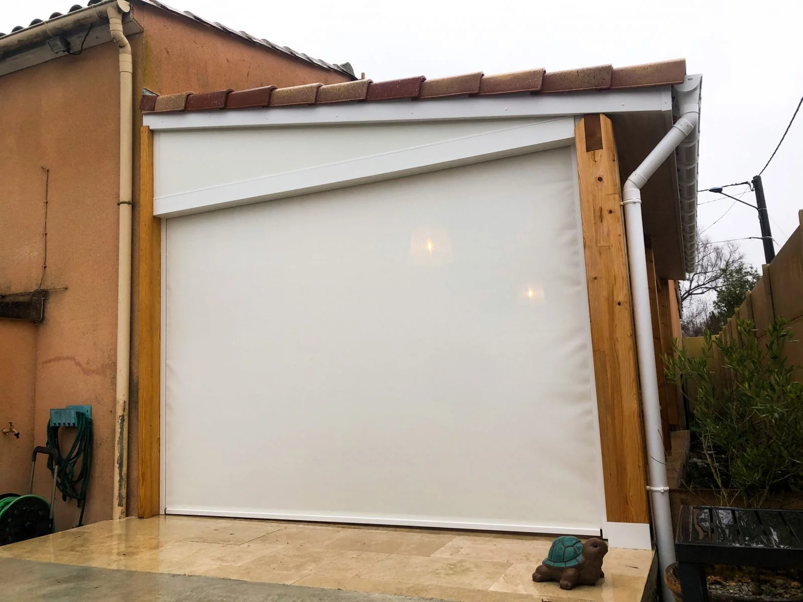 Pose d'un store ZIP de façade à SAINT-YZAN-DE-SOUDIAC