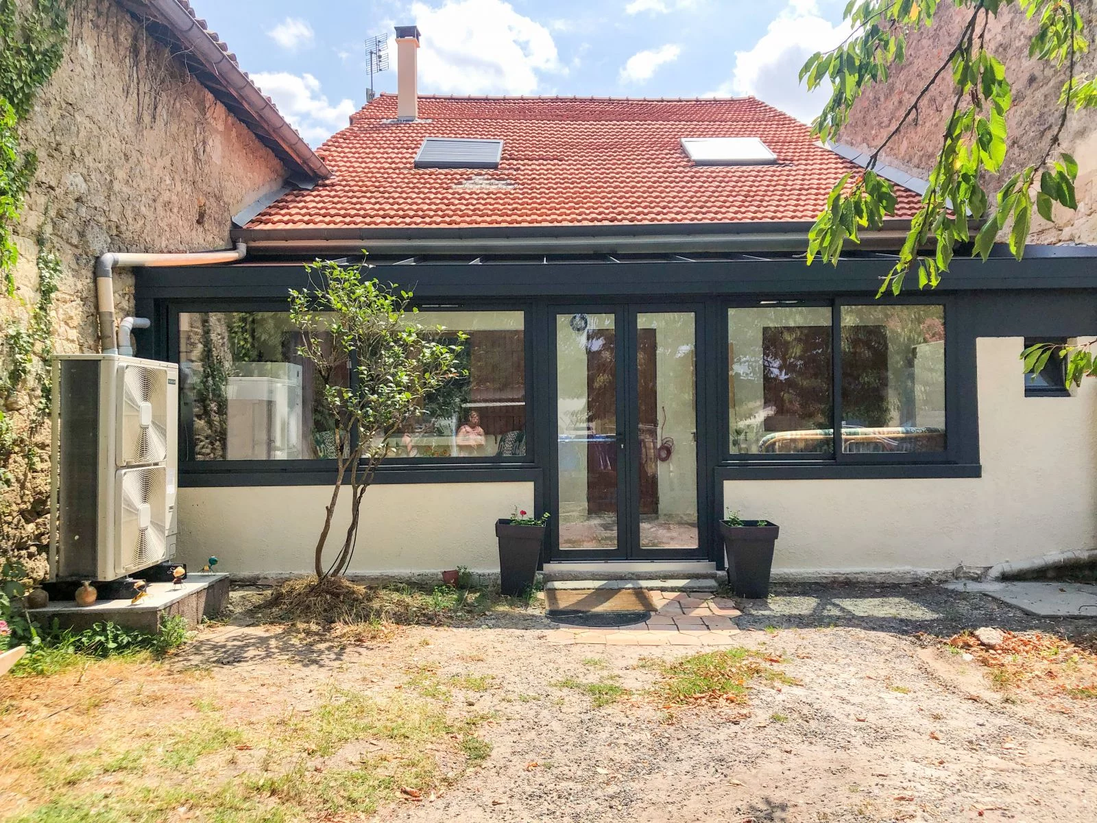 Pose d'une véranda vitrée en aluminium simple pente LARUSCADE