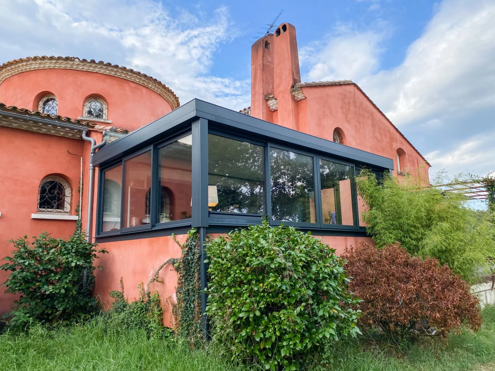 Pose d'une véranda en aluminium simple pente à LA BREDE